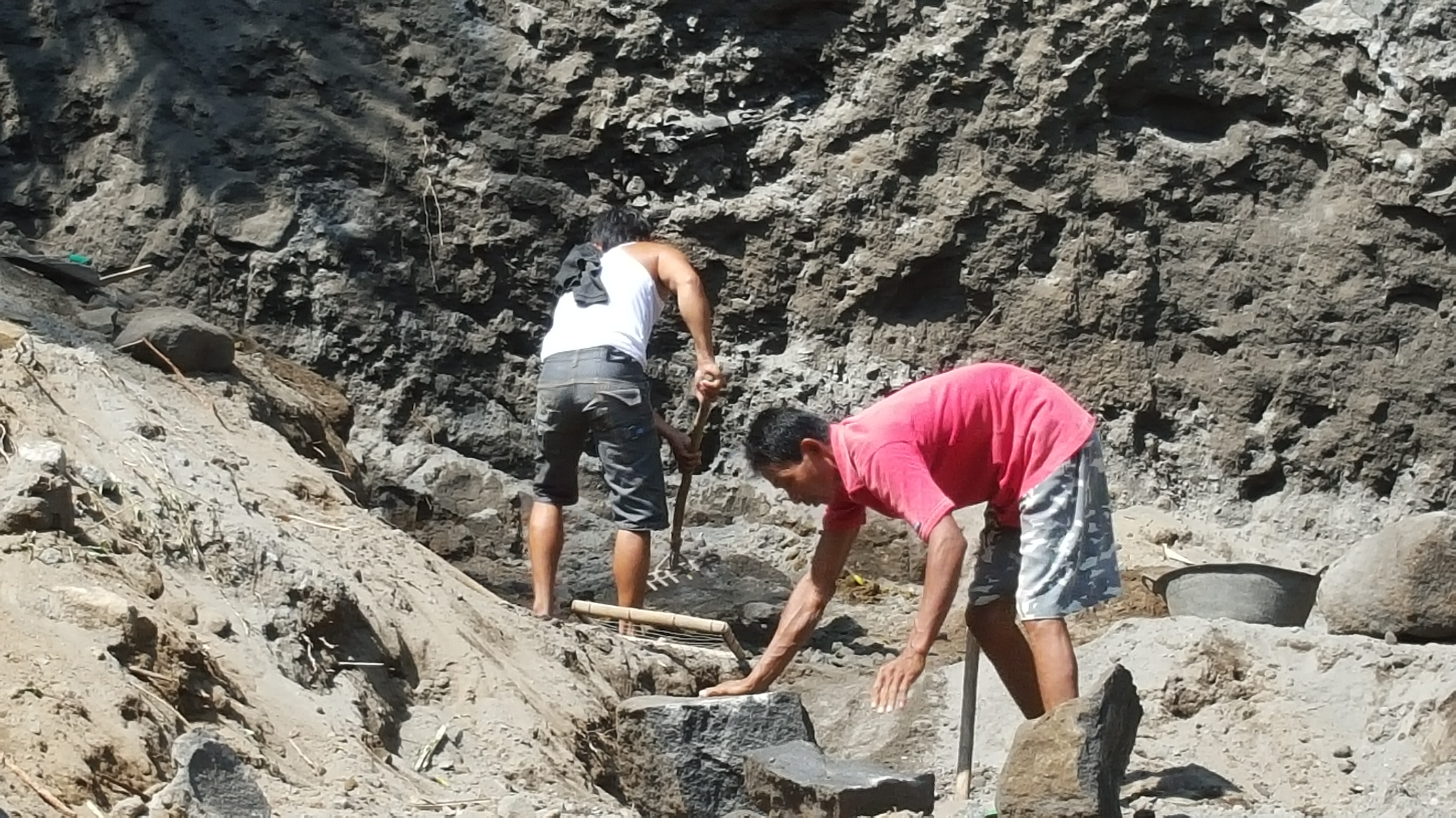 Sand and rock labouring used to be fast money - New Mandala